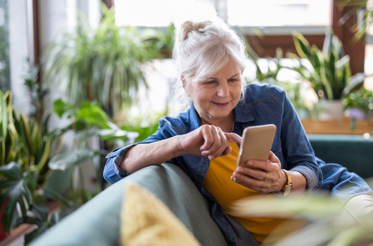 Helping Older People Stay Connected | By Using Mobile Phones • Wiserr